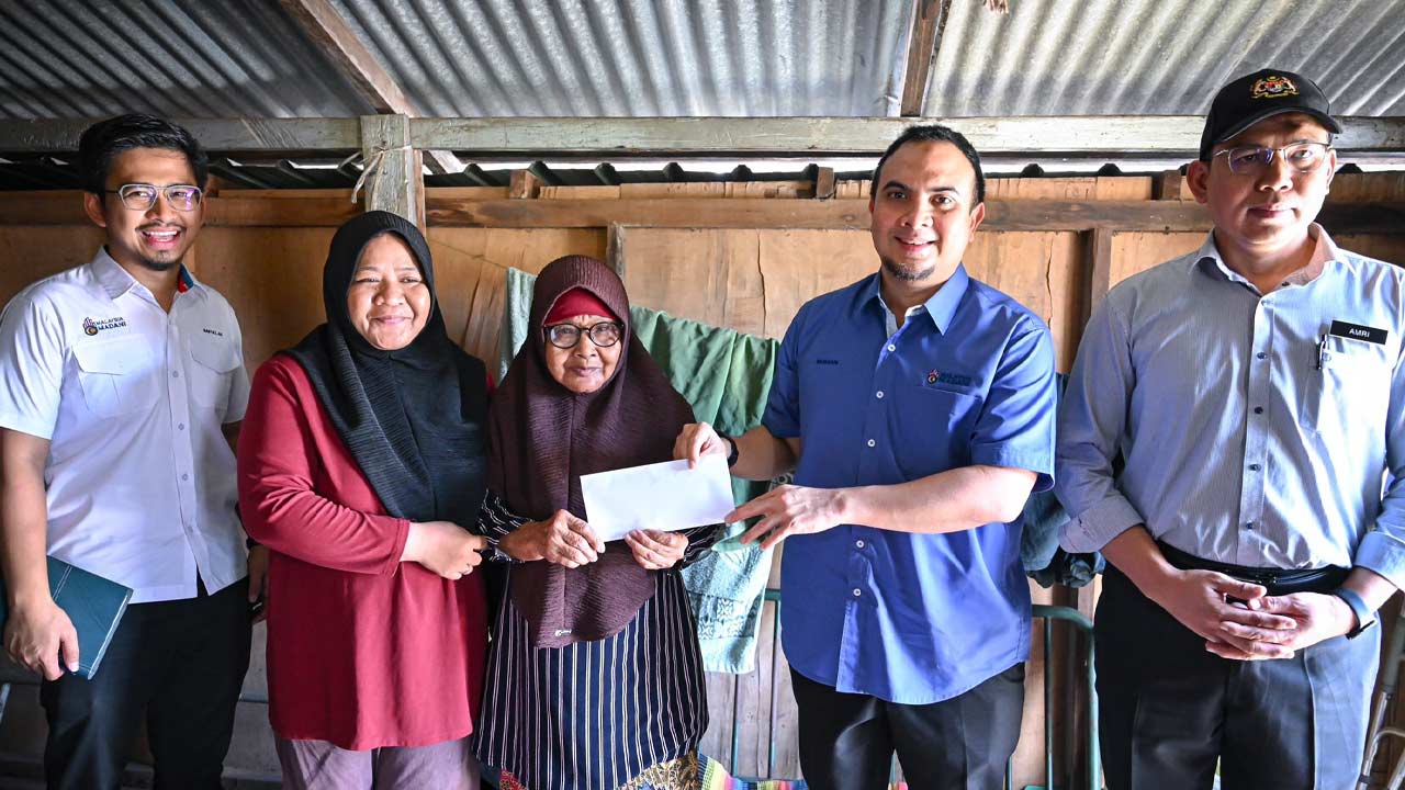 Anwar hulur sumbangan kepada ibu tunggal 10 anak hidup daif di Kuantan | Astro Awani