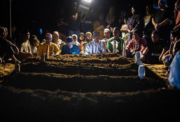 Nahas Jerantut: Jenazah lima mangsa selamat dikebumikan | Astro Awani