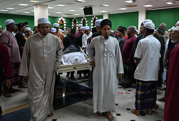 Kemalangan bas UPSI: Jenazah 13 pelajar disembahyangkan di Masjid Hadhari | Astro Awani