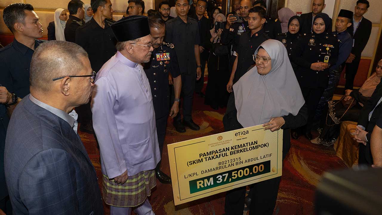 Nahas FRU: Tujuh waris mangsa terima pampasan takaful | Astro Awani