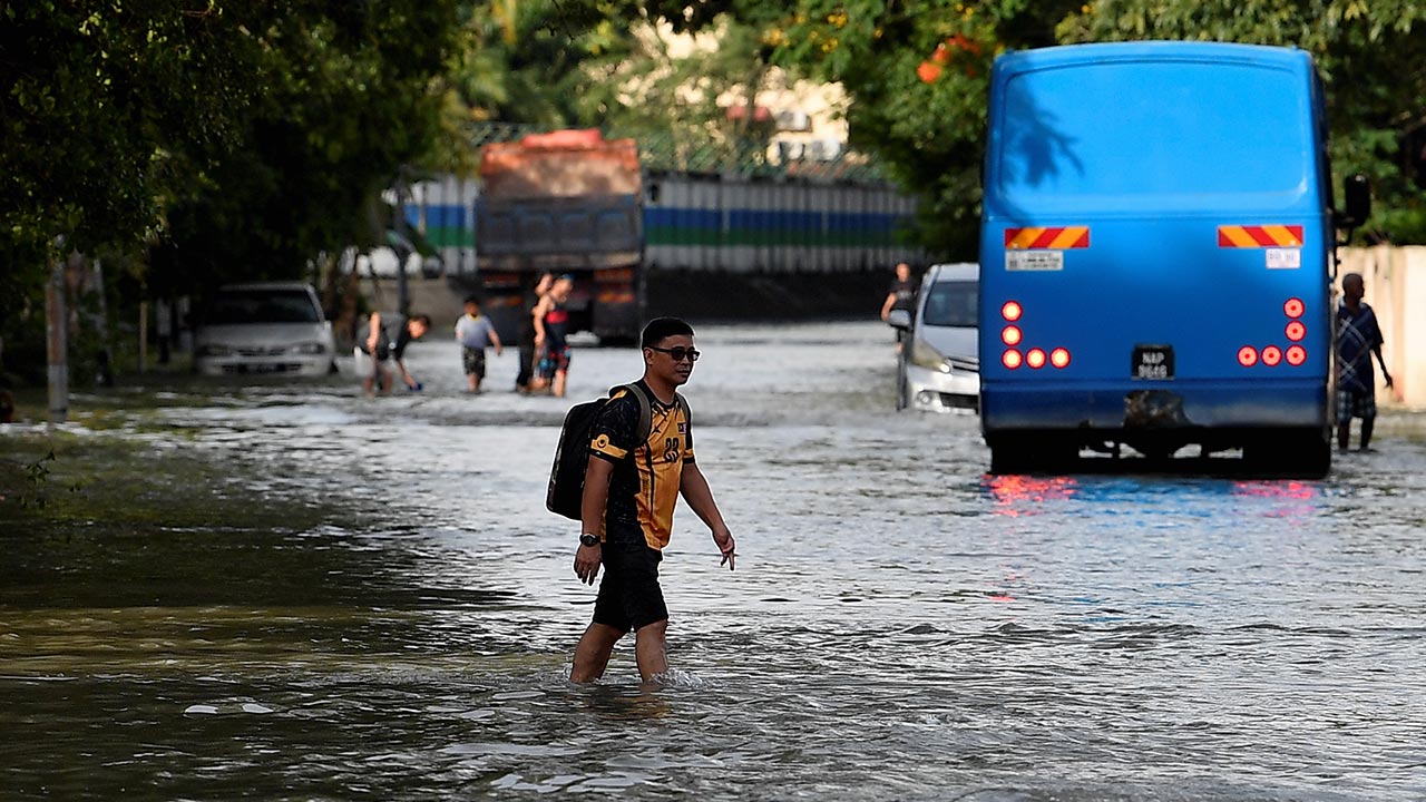 IWK nafi air kumbahan punca banjir di Taman Sri Muda | Astro Awani