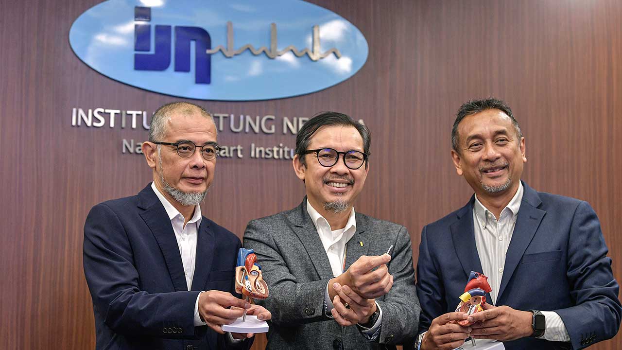 IJN laksana implan perentak jantung dwiruang tanpa wayar pertama di ...