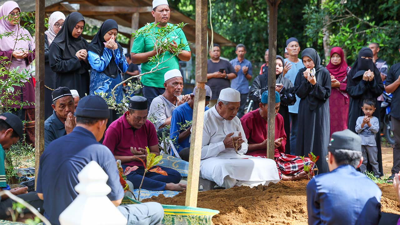 Kemalangan bas UPSI: Jenazah terakhir penuntut selamat dikebumi di ...