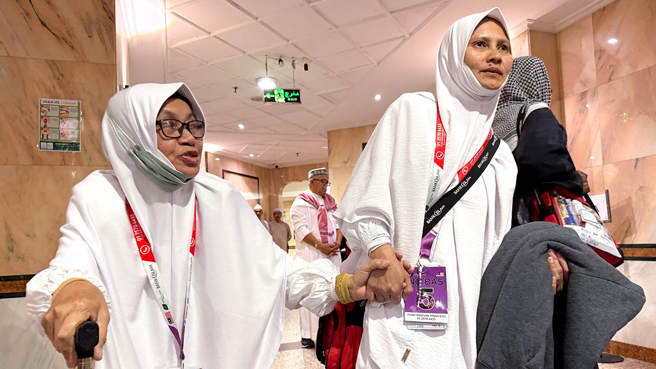 Kumpulan pertama jemaah haji selamat tiba di tanah air | Astro Awani