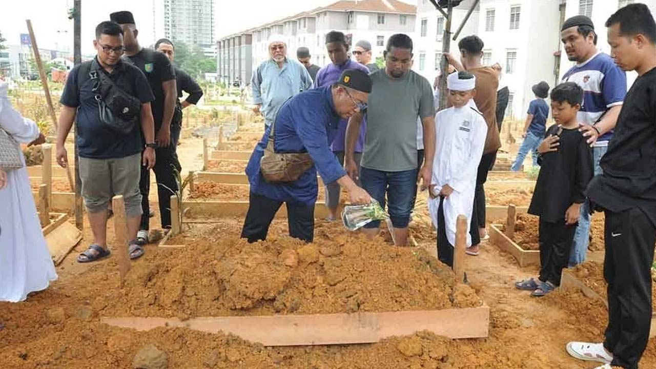 Jenazah Zaleha Hamid selamat dikebumikan | Astro Awani