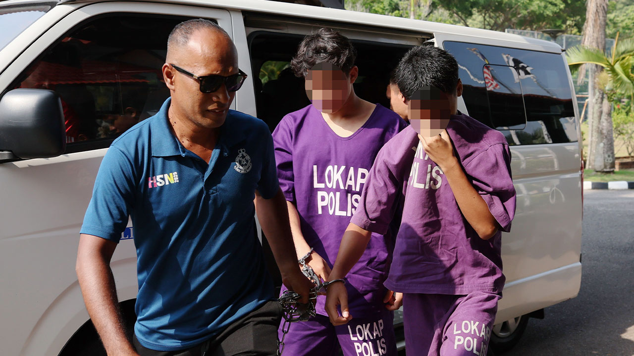 Buli: Dua lagi pelajar MRSM Besut direman | Astro Awani