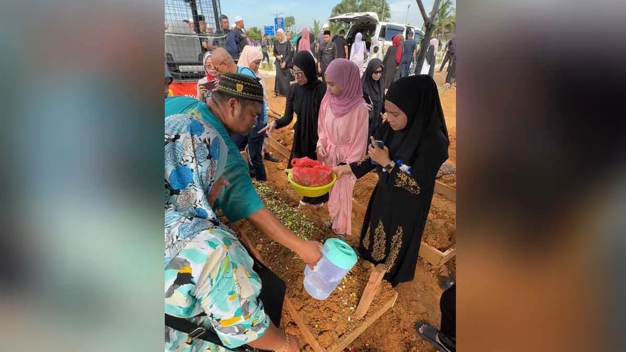 Nahas Myvi, bas ekspres: Jenazah suami, isteri selamat dikebumikan | Astro Awani