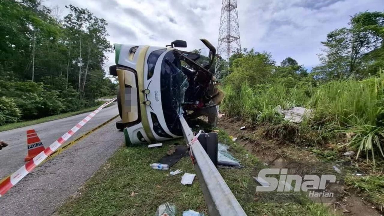 Kemalangan bas UPSI: Syarikat bas nafi guna khidmat pemandu lori | Astro Awani