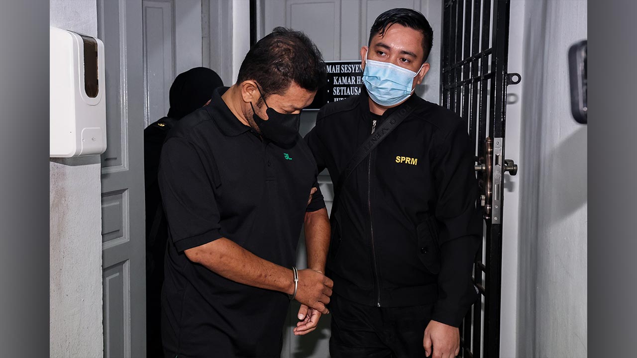 Penolong pegawai kesihatan persekitaran mengaku tidak bersalah terima rasuah RM3,000 | Astro Awani