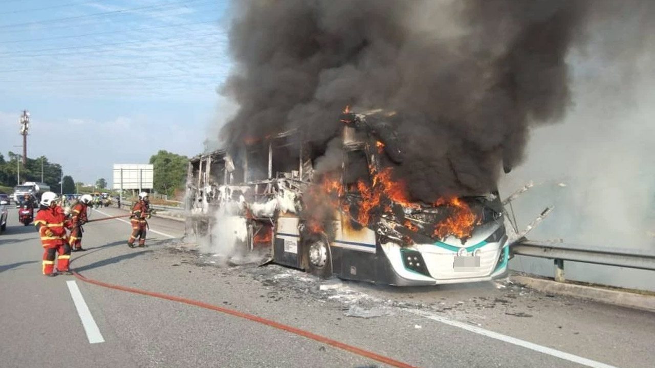 Bas persiaran bawa 12 penumpang terbakar di Lebuhraya MEX | Astro Awani