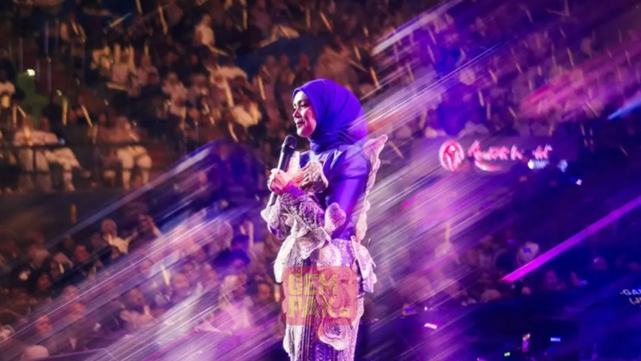 Permintaan peminat ditunaikan! Siti Nurhaliza bawakan lagu 'rare' di konsert Violet Skies ...