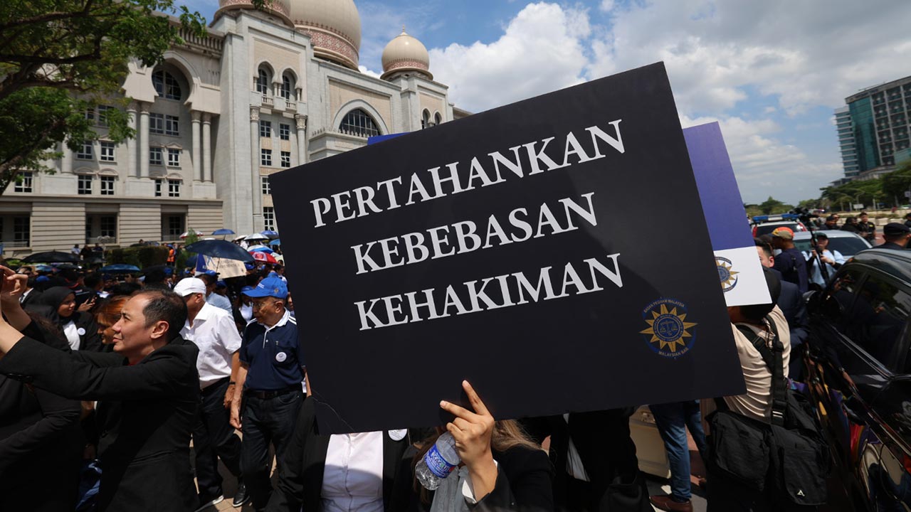 Peserta perarakan pertahan kebebasan kehakiman patuh Akta Perhimpunan ...