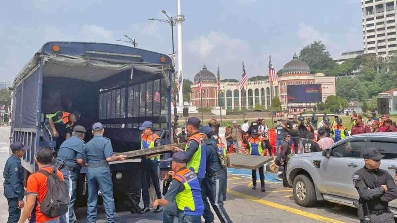 Himpunan Turun Anwar: DBKL alih pentas didirikan tanpa kebenaran ...