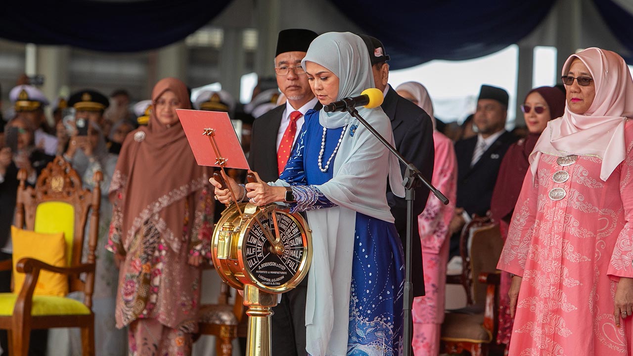 Tengku Permaisuri Selangor sempurnakan pelancaran, penamaan LCS kedua TLDM | Astro Awani