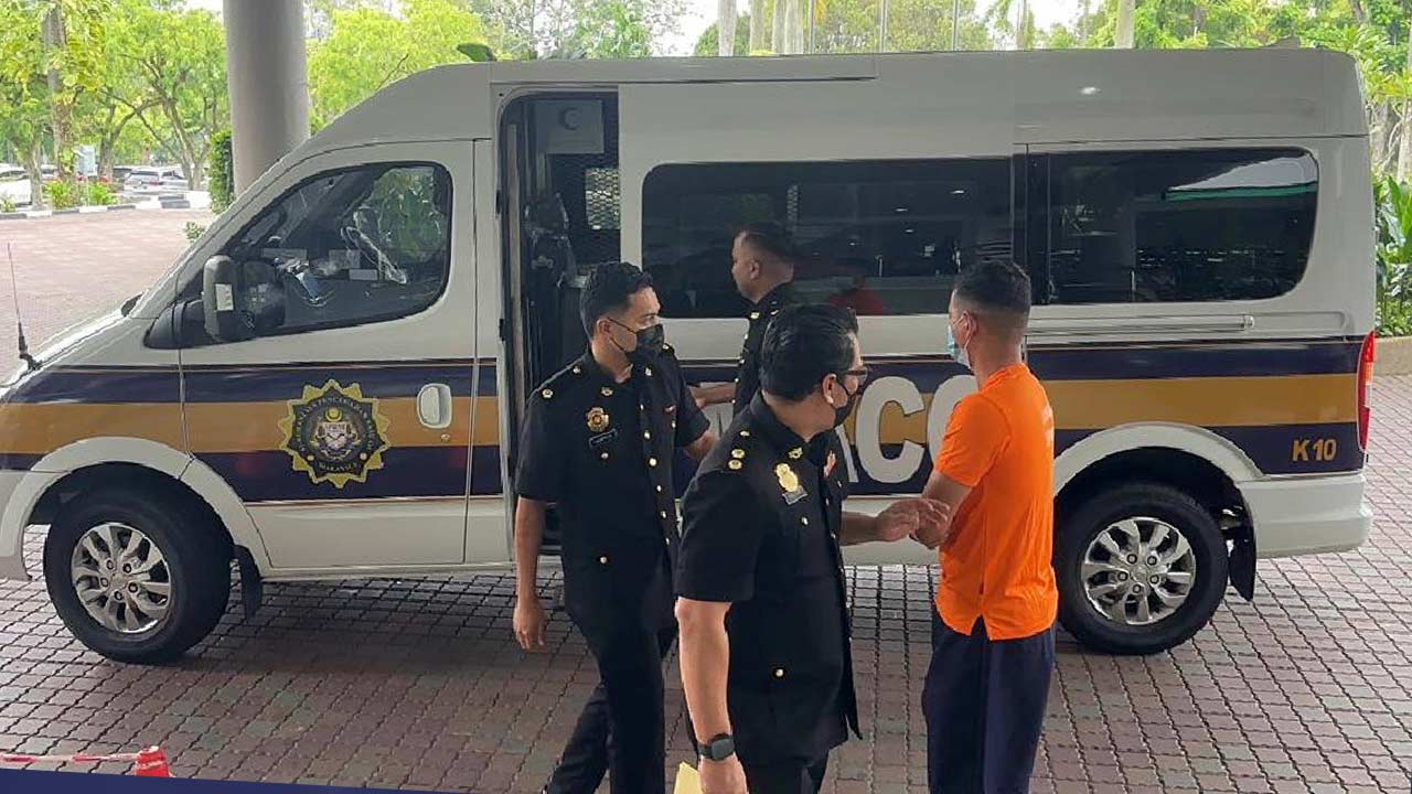 Lagi pegawai penguat kuasa terlibat 'counter setting' ditahan | Astro Awani