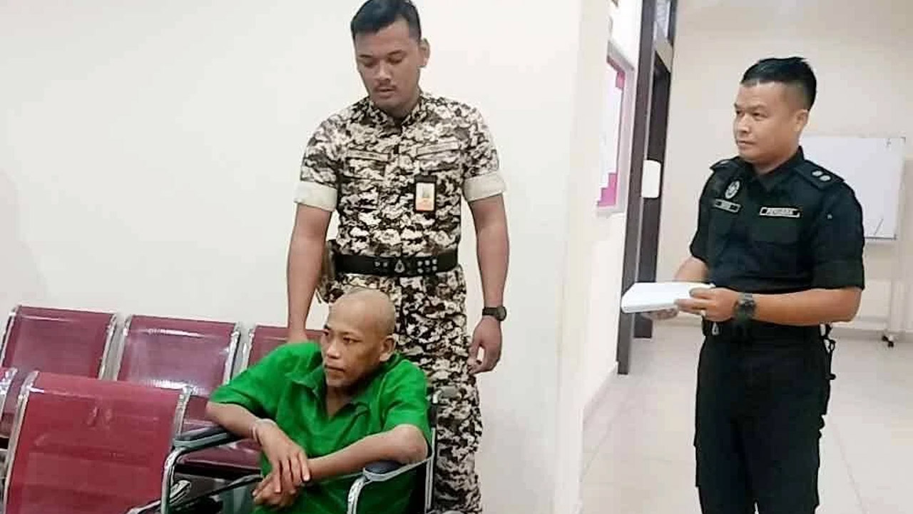 Penganggur didakwa bunuh 3 ahli keluarga | Astro Awani