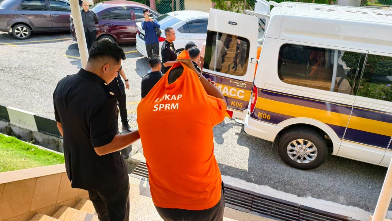 Enam anggota polis direman bantu siasatan rasuah | Astro Awani