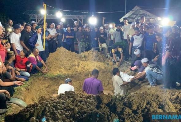 Nahas di Gua Musang: Jenazah empat mangsa selamat dikebumi dalam satu liang lahad | Astro Awani