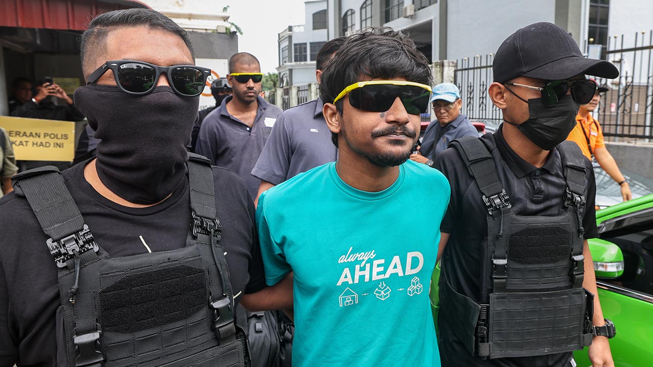 Dua warga Bangladesh didakwa sokong, simpan simbol berkait IS | Astro Awani