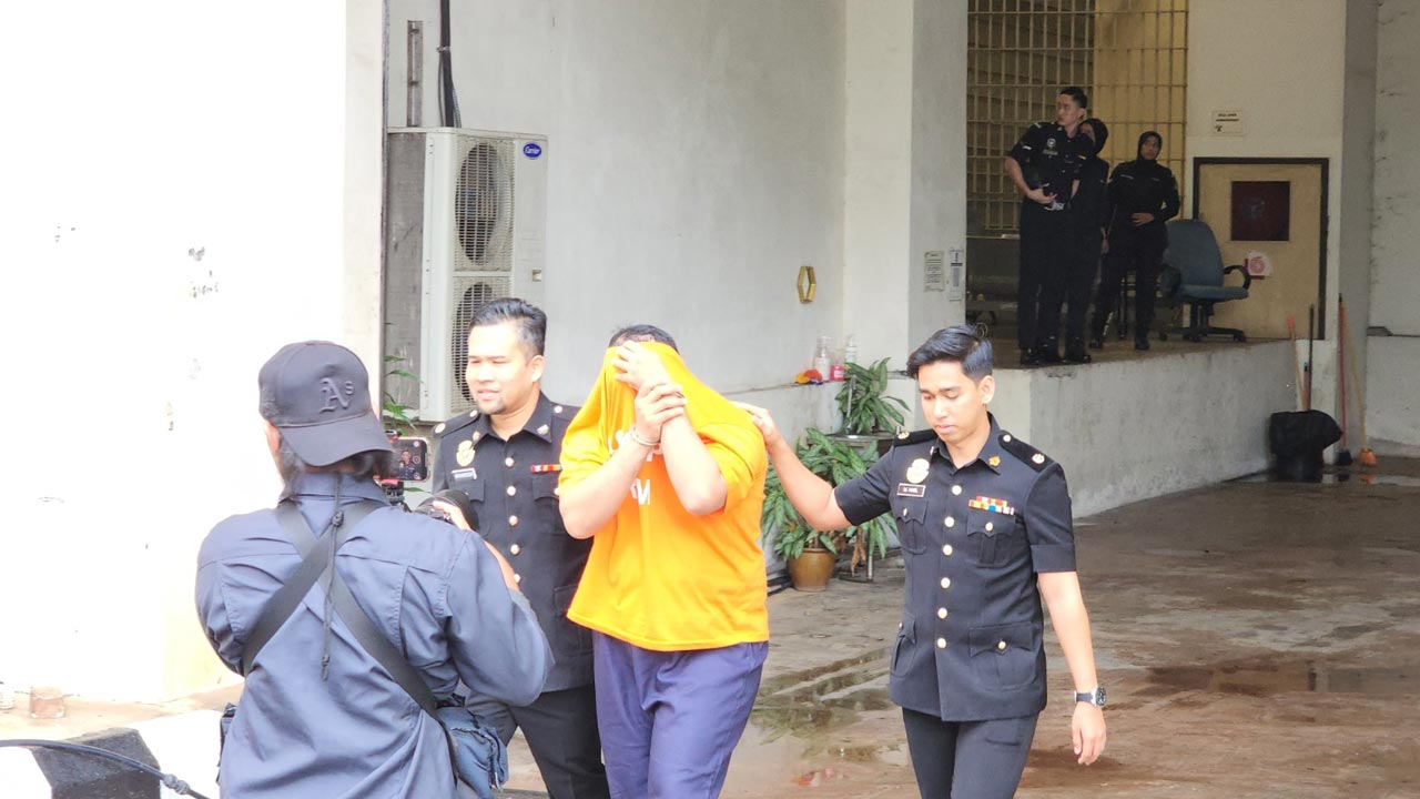 SPRM tahan pegawai polis, minta rasuah dari warga asing | Astro Awani