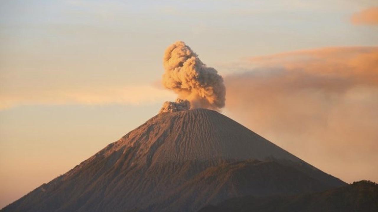 Gunung Semeru di Indonesia meletus pada Rabu, sembur 800 meter debu ...