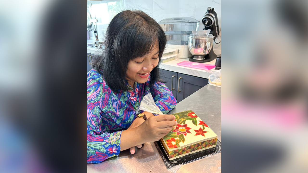 Kek lapis batik: Seni tradisional Malaysia dalam hidangan eksklusif | Astro Awani