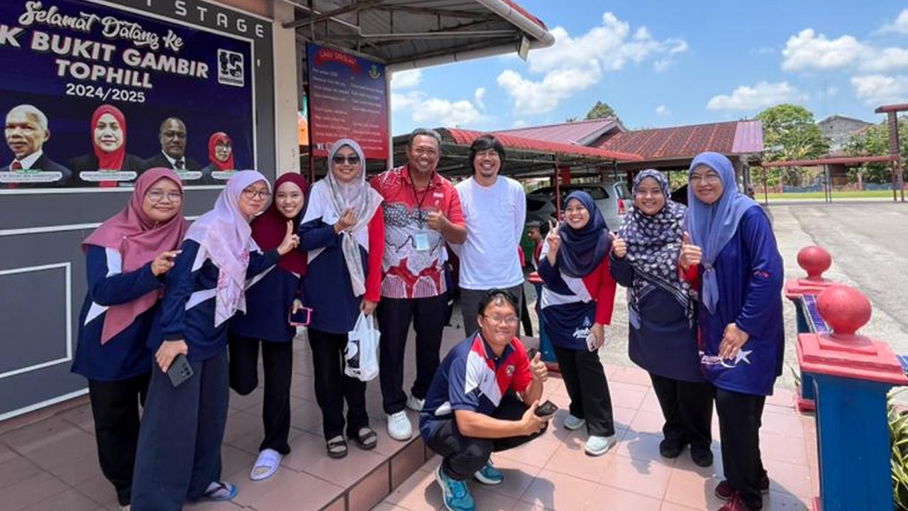 Jep dan Rahim buat kejutan manis, hantar bepang terus ke Tangkak untuk ...