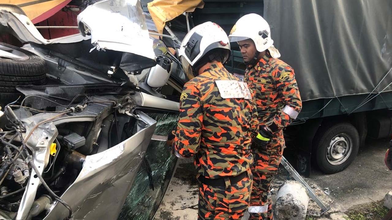 Lelaki maut, isteri cedera kereta terbabas, terbalik di Ipoh | Astro Awani