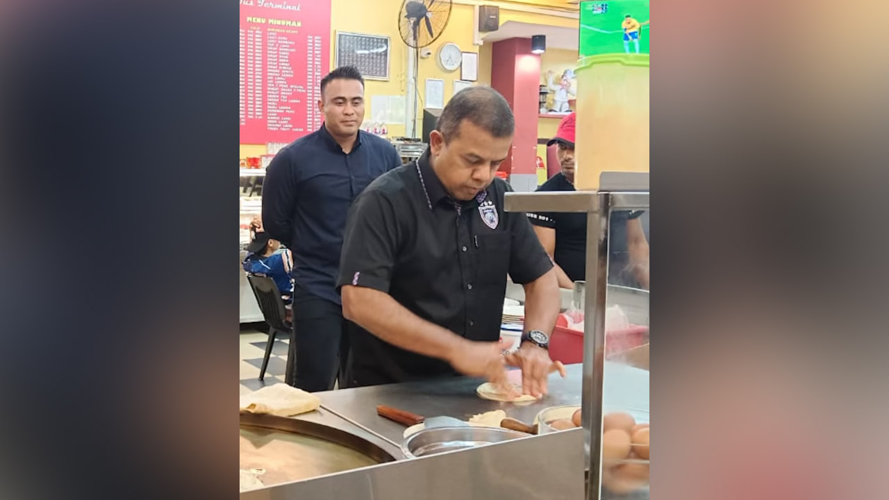 Ayob Khan ‘turun padang’ tebar roti canai di Sibu | Astro Awani