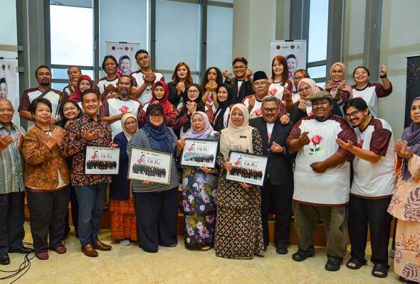 Teater 'Cik Ros' kenang sumbangan aktivis teater Allahyarham Dr Rosminah Tahir | Astro Awani