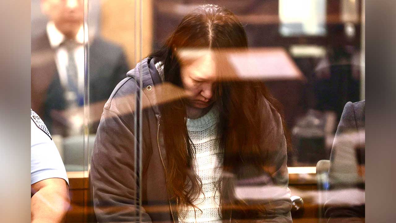 Wanita didakwa bunuh, simpan mayat dua anak dalam beg | Astro Awani