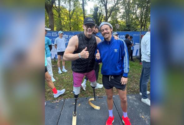 Penyanyi Harry Styles tamatkan Maraton Berlin bawah tiga jam | Astro Awani