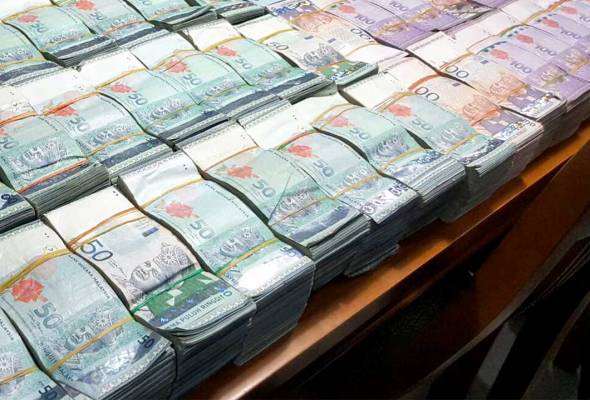 Bekas pengarah PTD rugi lebih setengah juta ditipu sindiket mata wang kripto | Astro Awani