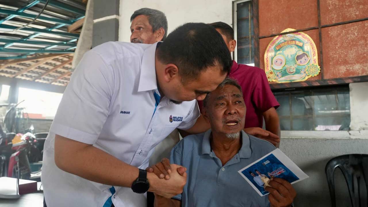 PM Anwar hulur sumbangan kepada veteran ATM Mohd Rawi yang hidap ...