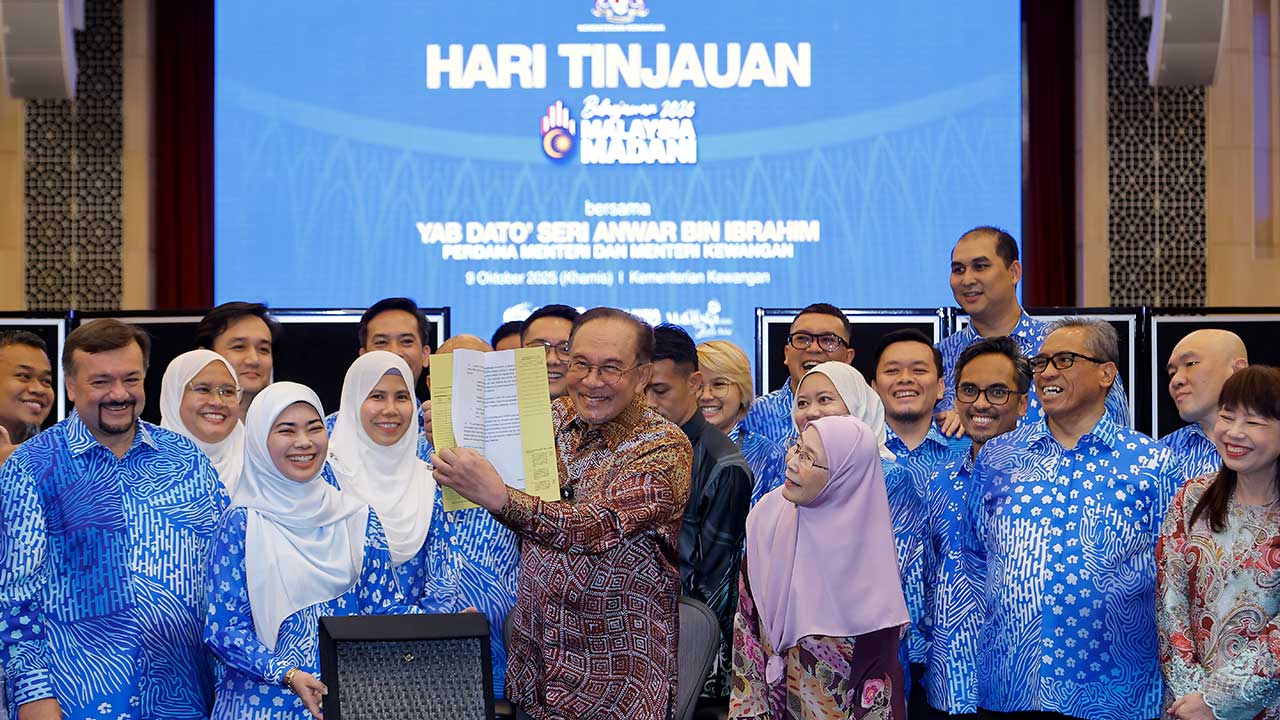 Belanjawan 2026: Mohon doa pembentangan esok berjalan lancar - Anwar | Astro Awani