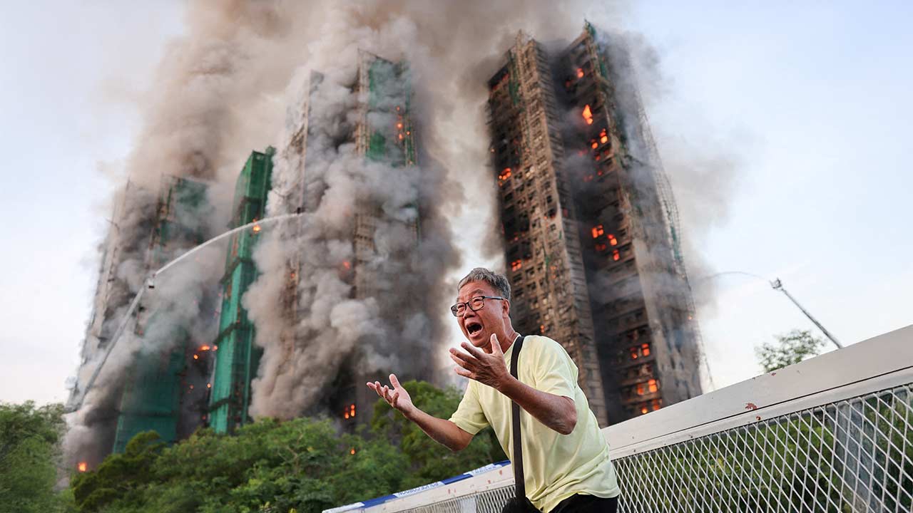 Api marak jilat blok kediaman di Hong Kong, empat maut | Astro Awani