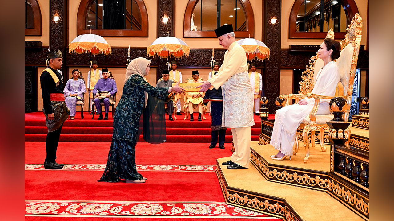 Sultan Nazrin berkenan kurnia darjah kebesaran, pingat kepada 205 ...