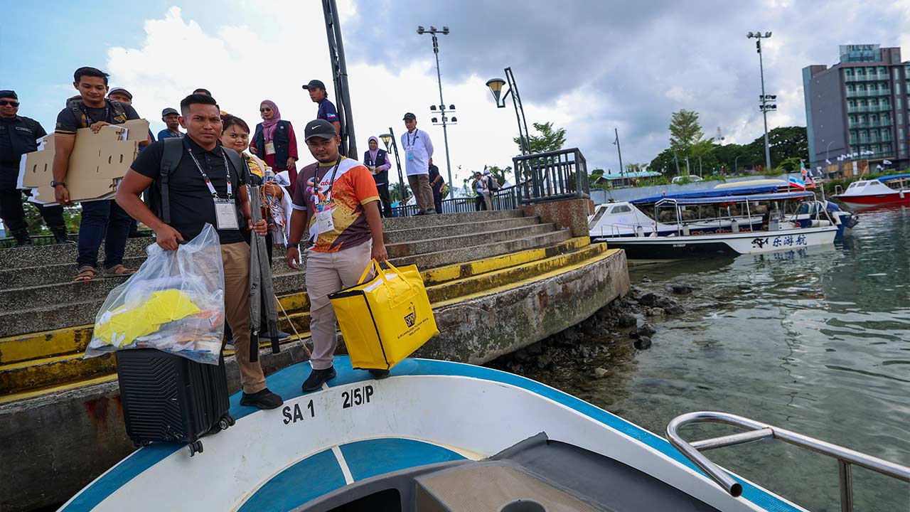 [TERKINI] PRN Sabah: Peti undi mulai tiba di pusat penjumlahan undi ...