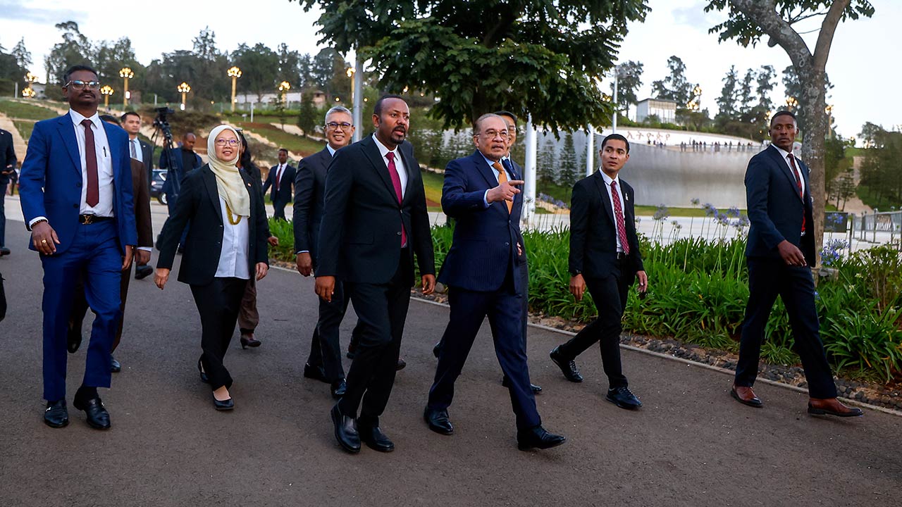 Sambutan Anwar unik, rakan sejawat pandu kenderaan rasmi bawa PM ...