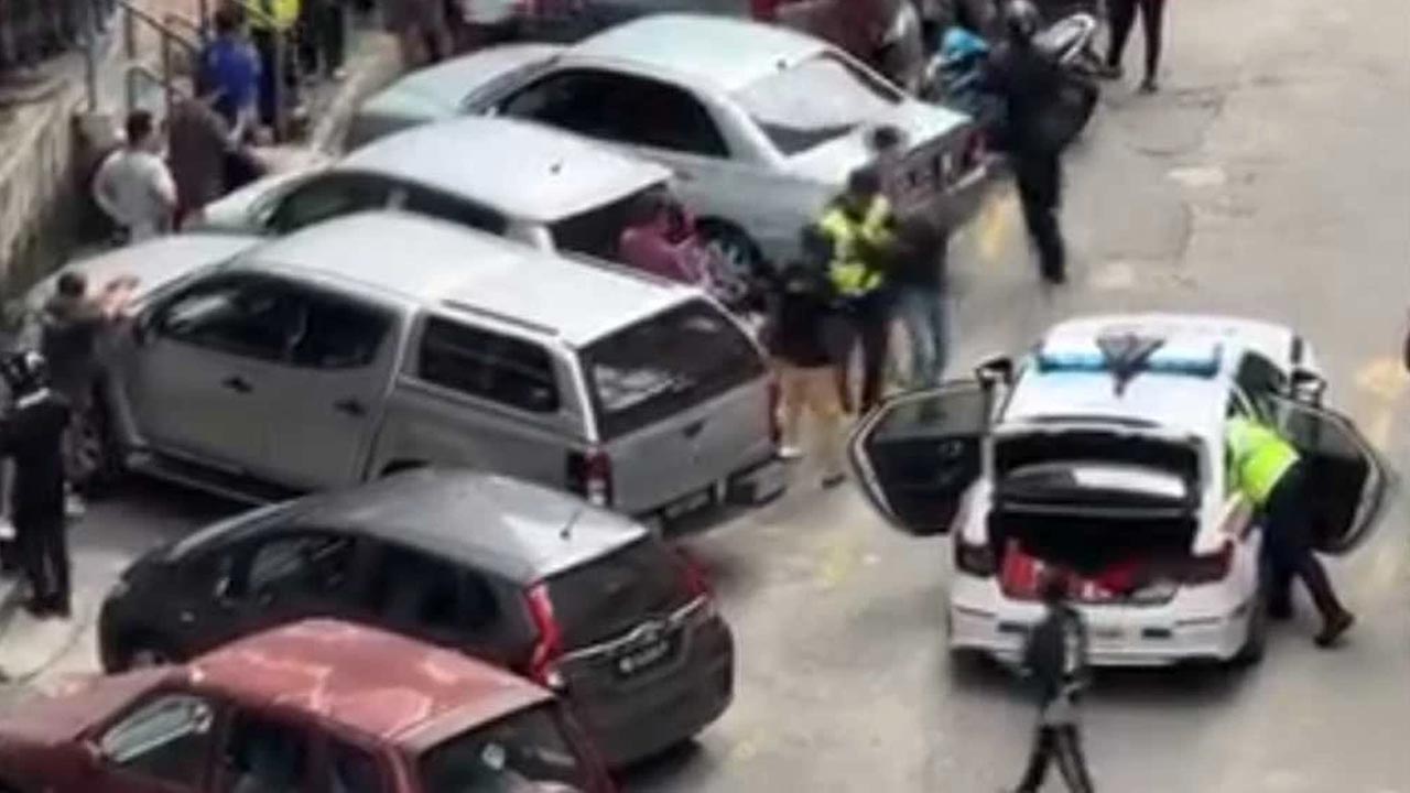 Lelaki warga asing mengamuk diberkas | Astro Awani