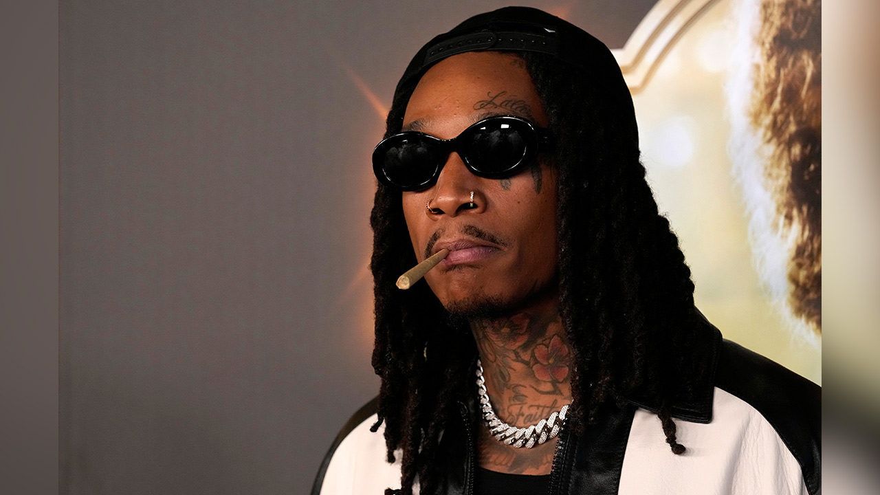 Wiz Khalifa dipenjara 9 bulan di Romania kerana hisap ganja atas pentas ...