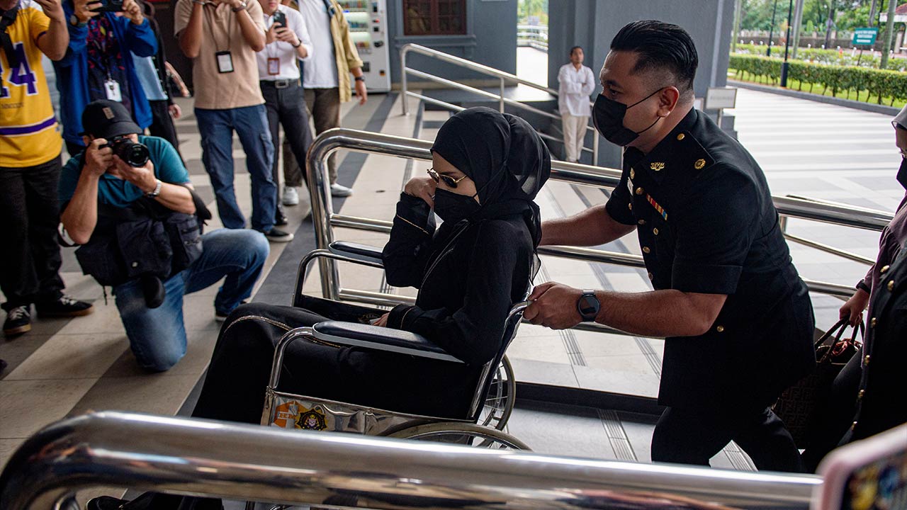 Isteri bekas PTD didakwa di mahkamah Kuala Terengganu hari ini | Astro ...