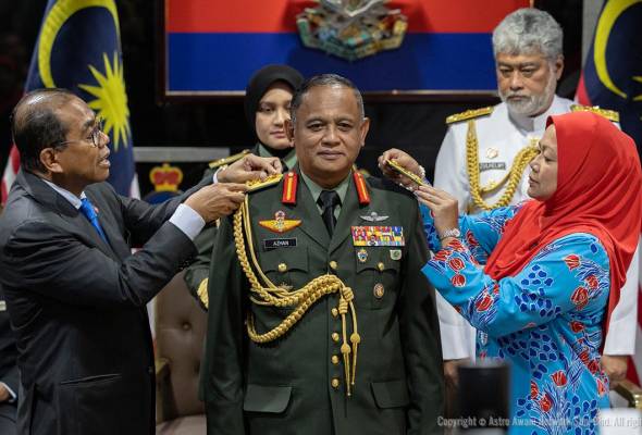 [TERKINI] Jeneral Azhan dilantik Panglima Tentera Darat | Astro Awani